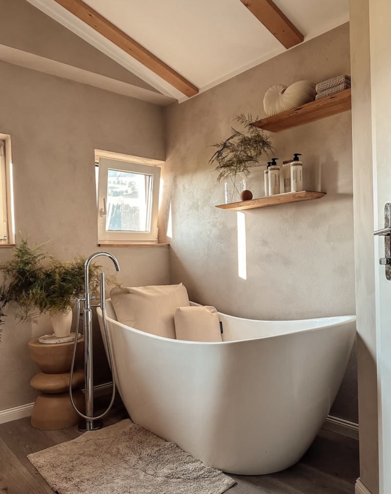 20 Freestanding Bathtub Ideas for a Small Bathroom - Tool Trip
