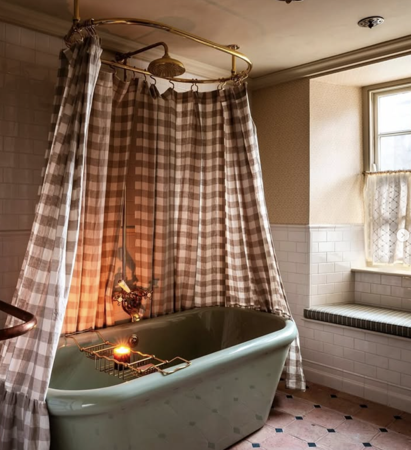 20 Freestanding Bathtub Ideas for a Small Bathroom - Tool Trip